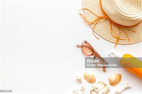 선글라스와 밀짚모자를 쓴 자외선 차단제 화장품 여름 방학 컨셉 플랫레이 0명에 대한 스톡 사진 및 기타 이미지 0명 개념
