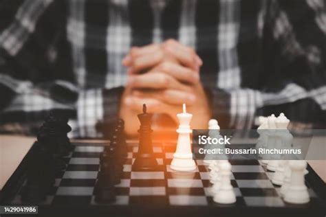 Man Analysis는 아이디어와 경쟁 및 전략 비즈니스 성공 개념 비즈니스 경쟁 계획 팀워크 전략 개념에 대한 체스 보드 게임 개념의 체스 조각을 분석합니다 개념에 대한