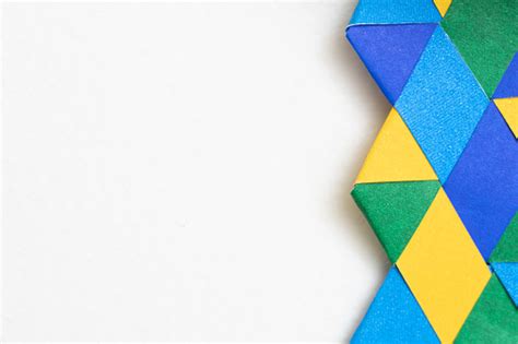 배경 추상 기하학적 디자인 삼각형 생생한 색상 파란색 노란색과 녹색 직조 요소 벽지 그래픽 패턴 현대 패션 스타일 웹 사이트 배너 포스터 최소한의 창조적 인 데스크탑 배경