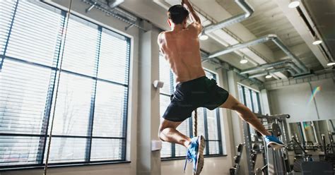 잘 생긴 젊은 토플리스 남자는 체육관에서 밧줄을 오르고 있습니다 사진 Unsplash의 스포츠 이미지