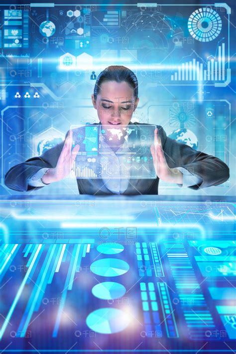 Big高清图片 从事海量数据工作的女分析员 人像图片免费下载 格式 3780像素 编号64736186 千图网