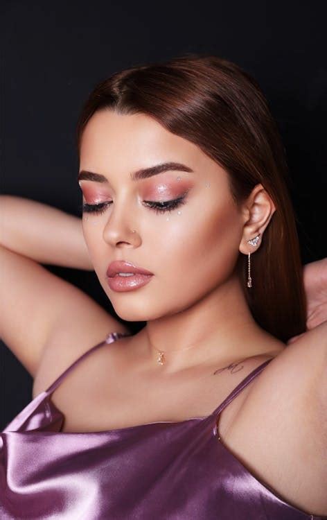 갈색 머리 고요한 관능적인 광택 귀걸이 눈 화장 럭셔리 립글로스 립스틱 매끄러운 매달려있는 매우 복잡한