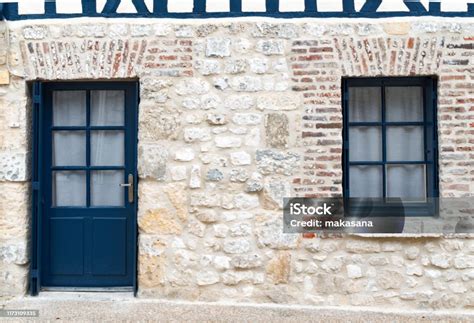 대조를 위한 파란색 문과 창문이 있는 프랑스 노르망디의 전형적인 석조 주택 외관 건물 정면에 대한 스톡 사진 및 기타 이미지 건물 정면 노르망디 집 Istock