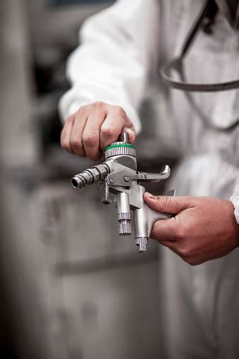 전체 커버에 자동차 본체 상점 기술자그림 부스에서 가압 페인트 스프레이 건을 조정 가스 압축기에 대한 스톡 사진 및 기타 이미지