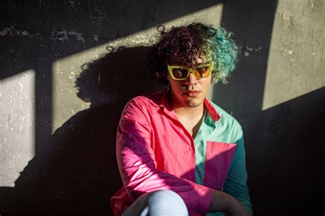 곱슬 곱슬 반쯤 염색 된 파란 머리카락을 가진 자신감있는 게이 십대 소년 18 19세에 대한 스톡 사진 및 기타 이미지 18 19세 Lgbtqia 문화 개성 개념