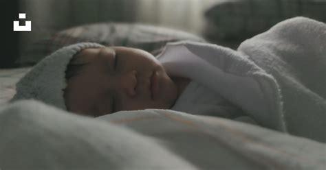 하얀 담요를 입은 여자가 침대에 누워 있다 사진 Unsplash의 무료 회색 이미지