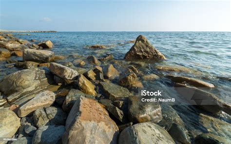 바다 파도 해변에 선 충격 바위를 채찍 질 밝은 배경 배경 화면입니다 0명에 대한 스톡 사진 및 기타 이미지 0명 경관 그리스 Istock