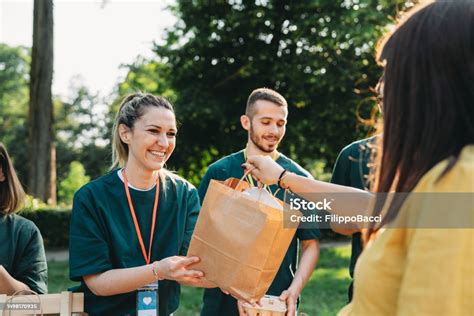 임산부가 음식과 옷 은행 테이블에서 기부 상자를 들고 있다 20 29세에 대한 스톡 사진 및 기타 이미지 20 29세 25 29세 30 34세 Istock