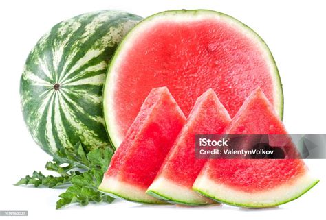 흰색 배경에 고립 된 수박의 절반과 전체 수박이있는 수박의 세 조각 3가지 개체에 대한 스톡 사진 및 기타 이미지 3가지 개체 건강한 식생활 과일 Istock