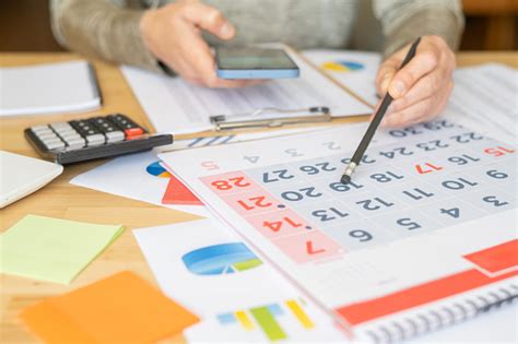 집에서 스마트 폰을 사용하고 이벤트 계획 일정 조직 청구서 지불 마감일 목표 시간 관리 생산성 및 작업 관리를 위해 캘린더에 쓰는 사업가 달력에 대한 스톡 사진 및 기타