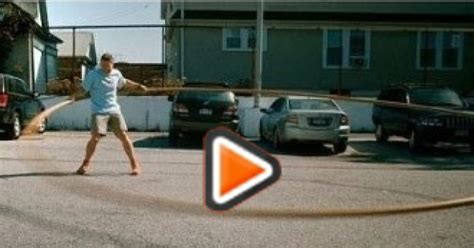 영상 거대 훌라후프 돌리는 남자 59세에 148개 이색 기록 보유