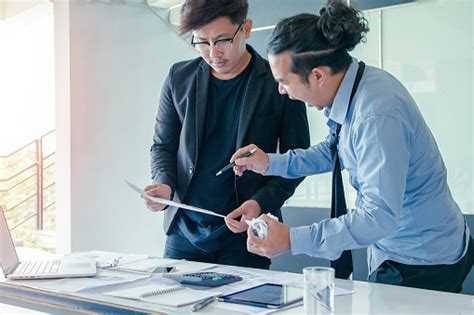 사업을 시작 합니다 팀 작업 미팅 포인트를 경제의 위쪽 및 아래쪽 그래프를 논의 하 고 노트북에서 작동 사람 선택적 초점 경영자에 대한 스톡 사진 및 기타 이미지 Istock