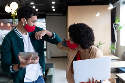 사무실에서 팔꿈치를 만지는 얼굴 마스크를 착용한 다양한 사업가와 사업가 18 19세에 대한 스톡 사진 및 기타 이미지 18