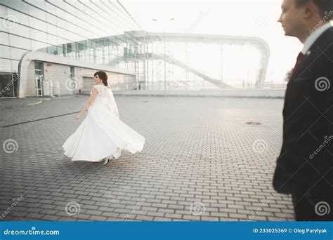 Matrimonio De Lujo Pareja Novia Y Novio Posando En La Ciudad Vieja