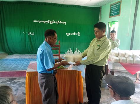 ရွှေသောင်ယံမြို့၊ အထွေထွေအုပ်ချုပ်ရေးဦးစီးဌာနရုံးတွင် ရပ်ကွက်နေ ပြည်သူ ၅၀ ဦးအား ဆန်များထောက်ပံ့လ
