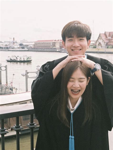 20 ไอเดียยอดนิยมเกี่ยวกับ ถ่ายรูปรับปริญญากับแฟนน่ารักๆ ในปี 2025