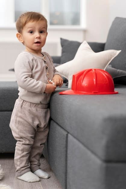 Bebê Dando Seus Primeiros Passos Foto Grátis