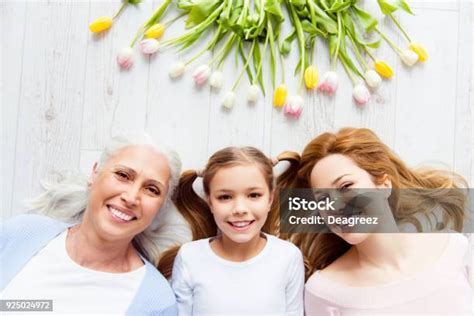 가족 어머니 출산 3 패션 뷰티 국제 여성의 날 개념 위 귀여운 달콤한 사랑 스러운 평온한 아름 다운 예쁜 할머니 여 학생 엄마 매력적인의 상위 뷰 사진 소녀에 대한 스톡