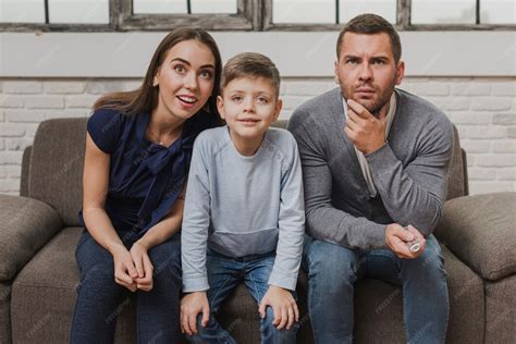 Vista Frontal Madre Con Padre E Hijo Foto Gratis
