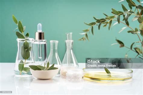 대체 천연 의학 및 유리 제품 플라스크와 페트리 그릇 대체 약 허브 천연 미용 스킨 케어 제품 개념 연구 및 개발 자연에 대한