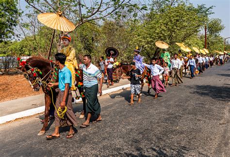 차려 Ittle 소년 같은 공주와 Novication 의식 미얀마 중 탑을 돌고 경관에 대한 스톡 사진 및 기타 이미지 경관 고대의 관광 Istock