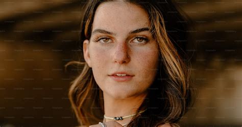 하얀 드레스를 입고 사진을 찍기 위해 포즈를 취하는 아름다운 젊은 여성 사진 Unsplash의 스타일 이미지