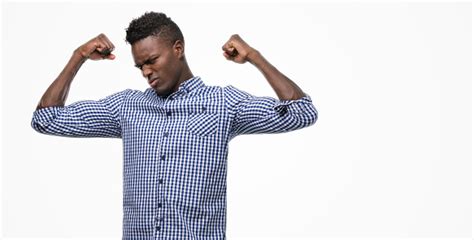 팔 근육 자랑 미소를 보여주는 블루 셔츠를 입고 젊은 아프리카계 미국인 남자 피트 니스 개념입니다 개념에 대한 스톡 사진 및 기타 이미지 Istock