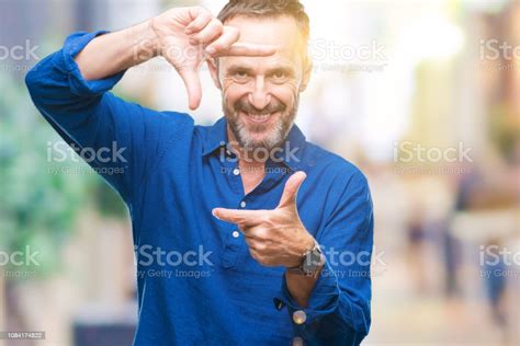 손으로 만드는 프레임 및 행복 한 얼굴로 손가락을 웃 고 고립 된 배경 위에 중 년 노인의 수석 남자 창의력과 사진 개념입니다 개념에 대한 스톡 사진 및 기타 이미지