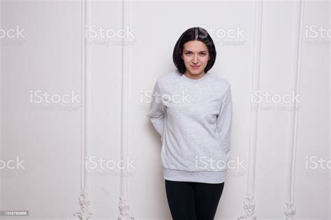 밝은 회색 스웨터에 젊은 여자 갈색 머리 흰색 배경에 고립 공간을 복사합니다 가로 보기입니다 여자에 대한 스톡 사진 및 기타 이미지 Istock