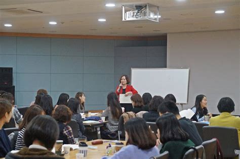「책 읽어 주세요」 운영자 워크숍 2일차로 책 읽어주기 실습에 관한 강의가 진행되었습니다 이미향 Jg 마중물 교육원장님과 함께 책 읽어주기를 위한 발성·호흡 지도