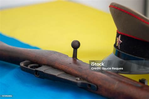 소총 러시아 군용 모자 지도 또는 경찰 방어와 같은 다양한 군사 물체가있는 우크라이나 국기 강철에 대한 스톡 사진 및 기타 이미지 Istock