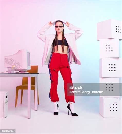 직장에서 머리와 오래된 컴퓨터 모니터에 종이와 세련된 젊은 아시아 여성 사무실 노동자 컬러 네온 라이트 가상현실에 대한 스톡 사진 및 기타 이미지 Istock