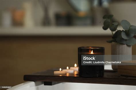 방의 나무 쟁반에 아름다운 불타는 양초와 유칼립투스 가지 텍스트를 위한 공간 촛불 조명 장비에 대한 스톡 사진 및 기타 이미지 촛불 조명 장비 집 내부 향기로운