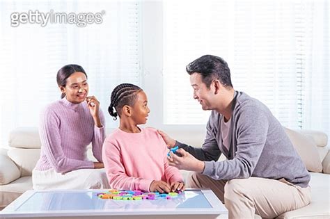 사람 실내 스튜디오촬영 소파 거실 가족 앉기 흑인 한국인 여러민족 인종 다문화가족 가족 교육 주제 칠판 화이트보드 문자 문자기호