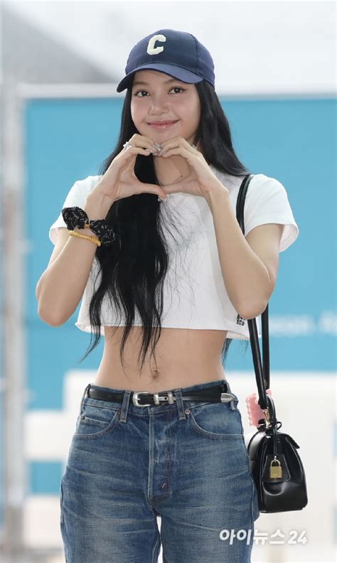 [화보]블랙핑크 리사 바비인형의 한줌 개미허리