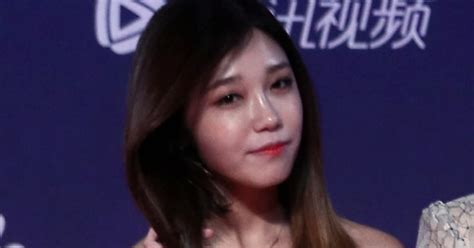 포토 정은지 가슴골 파인 과감한 의상