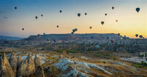 터키 카파도키아 상공을 비행하는 다채로운 열기구 사진 Unsplash의 열기구 이미지