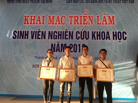 Nhóm sinh viên ngành Vật liệu xuất sắc đạt giải thưởng Sinh viên nghiên cứu khoa học năm