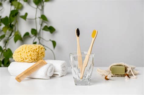 친환경 욕실 액세서리 대나무 칫솔 천연 바다 스폰지 유기농 세이버 백 비누 나무 빗 제로 폐기물 스파 및 목욕 제품 내츄럴 스킨 케어 배경에 녹색 식물 스파 온천에 대한