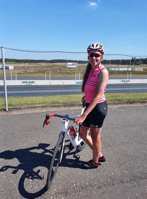 Hanna Kiuru Seisoo Pyöränsä Vieressä Pyöräilyasussaan