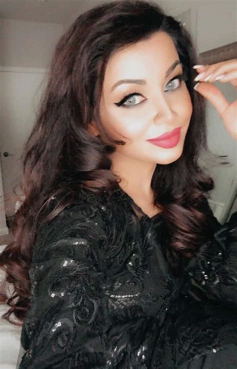 aamna imran is a muslim beauty blogger