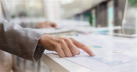 사업가 재무 검사관 및 비서 보고서 작성 잔액 계산 또는 확인 국세청 검사관 확인 문서 업무 시 감사 개념 사진 Unsplash의 태국 이미지