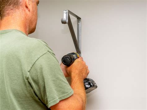 Как закрепить шкаф к стене без сверления 84 фото