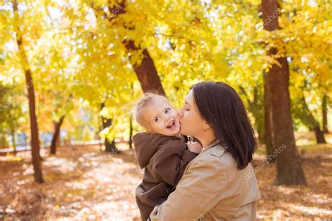 Familia En El Parque De Otoño Entre Hojas Amarillas Joven Madre Con