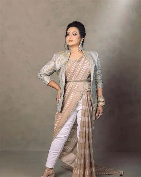 காதலுக்காக மொட்டை போட்ட பிரபல நடிகை 55 வயதில் இப்படியாரு போட்டோஷுட்டா