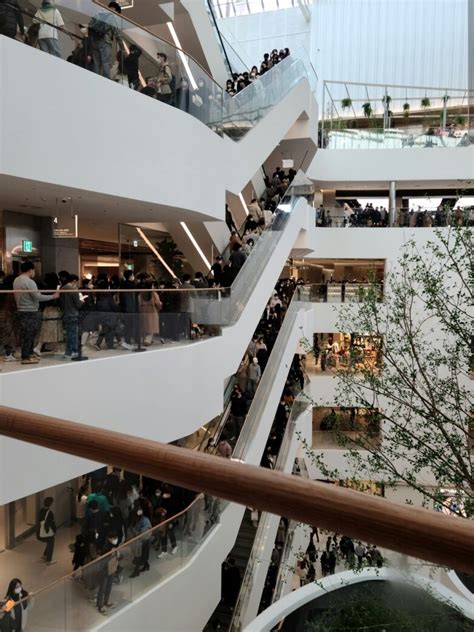 웹진 인벤 어제 서울에 10년만에 새로 생긴 백화점 여의도 더현대 오픈이슈갤러리