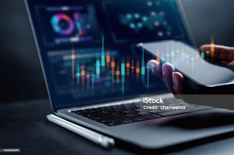 비즈니스 분석 및 데이터 관리 시스템에서 컴퓨터로 작업하는 분석가는 데이터베이스에 연결된 Kpi 및 메트릭으로 보고서를 작성합니다 재무 운영 영업 마케팅을위한 기업 전략