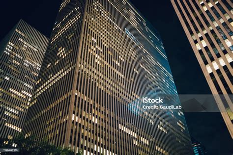 기업 임대료를 위한 부동산이 있는 거대 도시 상업 지구에서 고층 빌딩이 상승 본사 창문에서 빛이 빛나는 고층 현대 건설 건물의 저녁 전망 0명에 대한 스톡 사진 및 기타