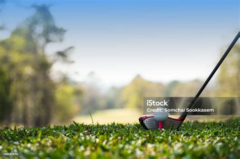아침 햇살이 내리쬐는 아름다운 골프 코스의 녹색 잔디밭에 골프 클럽과 골프 공 골프에 대한 스톡 사진 및 기타 이미지 골프 Golf Tournament 골프공