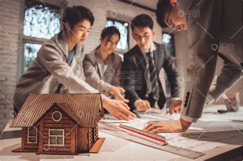 白领高清图片 建筑设计师们一起讨论设计构思 人像图片免费下载格式1024像素编号66670016 千图网
